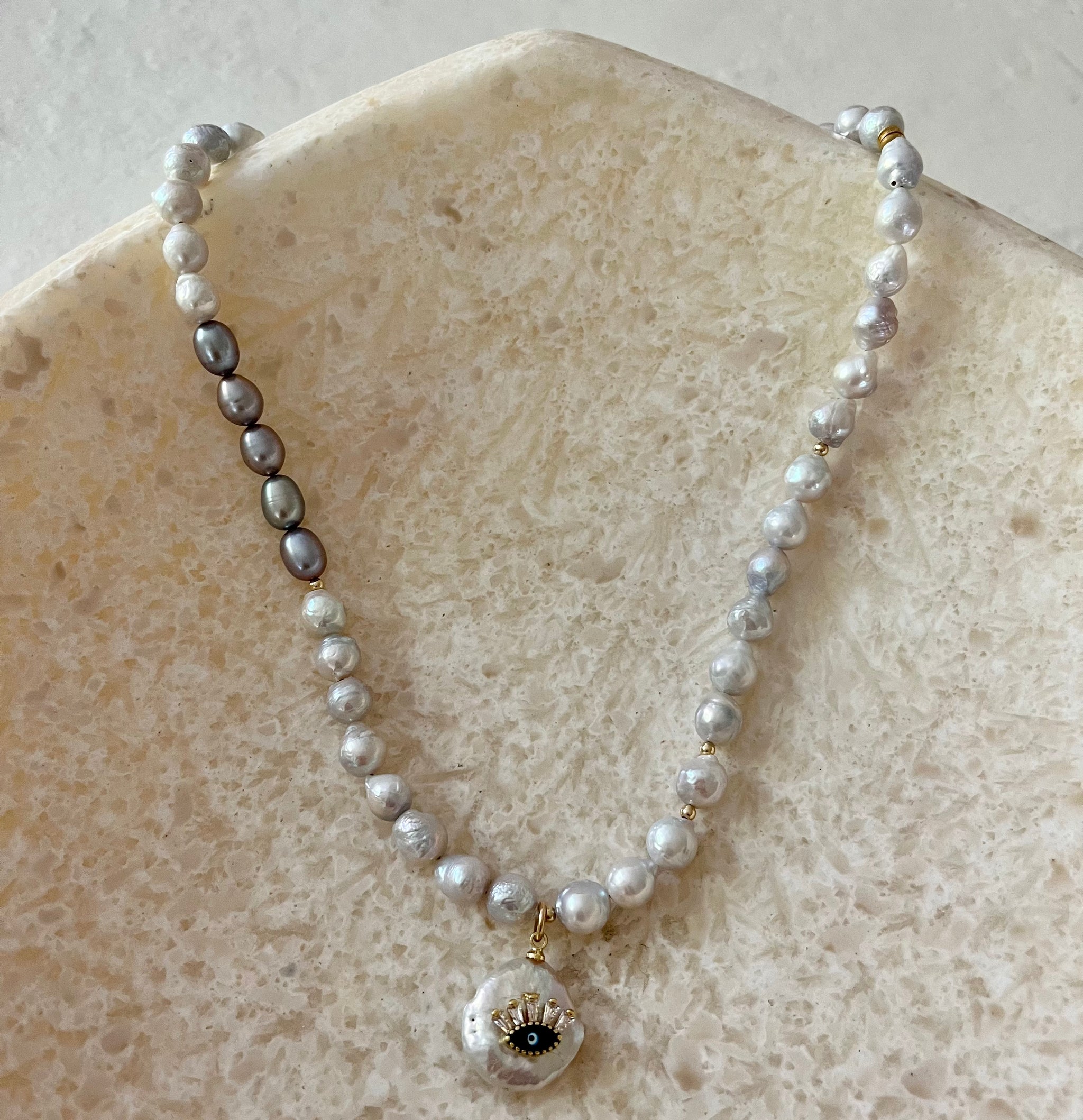 Kolmo Pearl Necklace